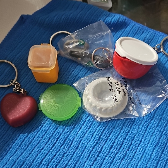 Tupperware | Accessories | Tupperware Red Yellow And Green Key Card ...